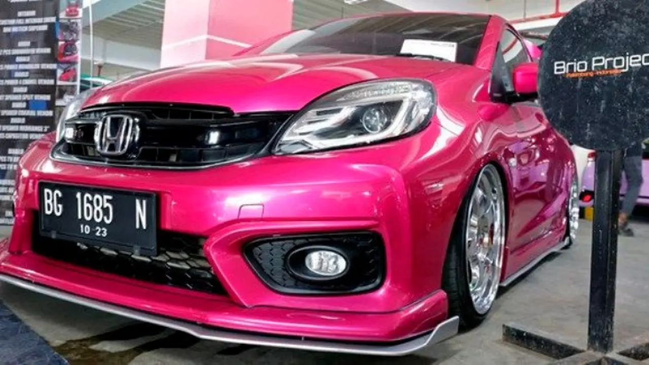 Si Pinky yang Sporty, Modifikasi Honda Brio Ini Curi Perhatian ...