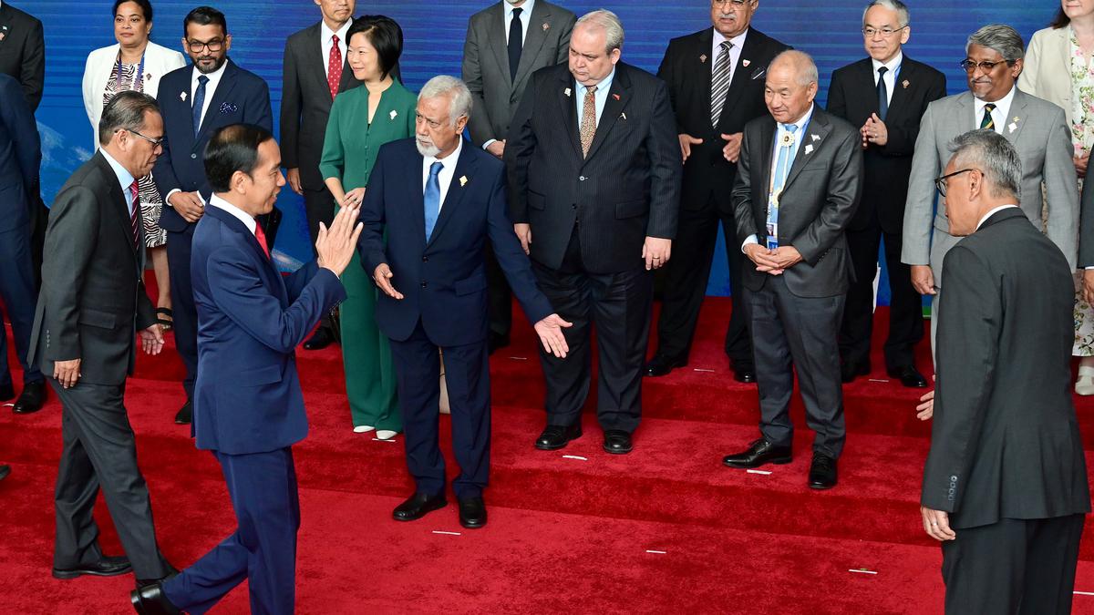 Presiden Jokowi Sambut Langsung Delegasi KTT AIS Forum 2023, Menyalami ...