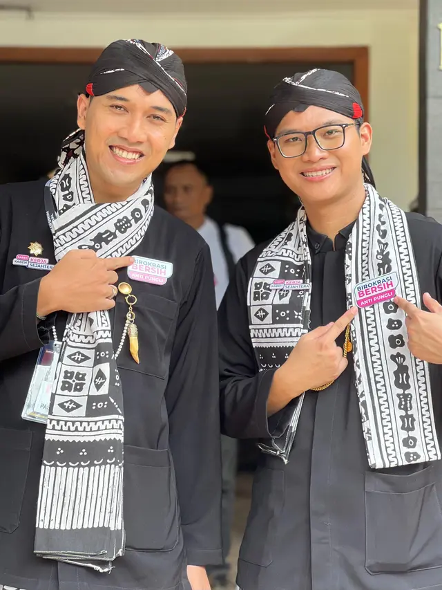 Debat Kedua Pilbup Tegal, Bima-Mujab Kenakan Aksesoris Milik Ki Enthus ...