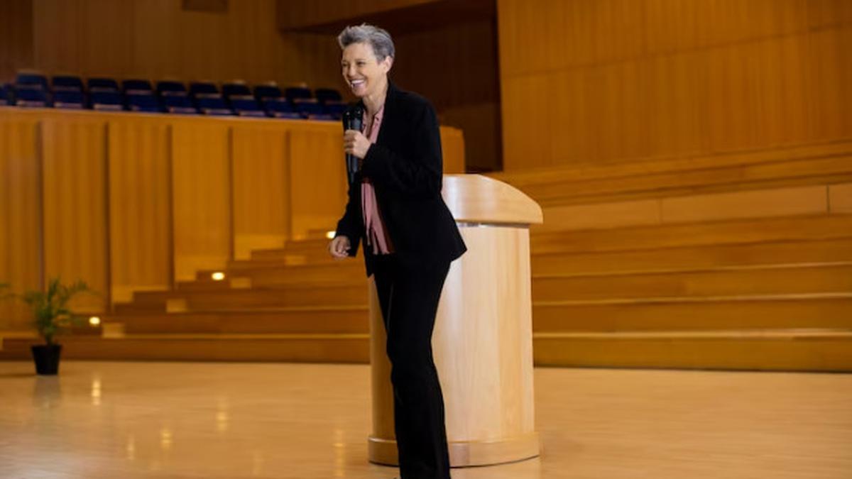 Contoh Teks MC Berbagai Acara, Formal dan Informal - Ragam Bola.com