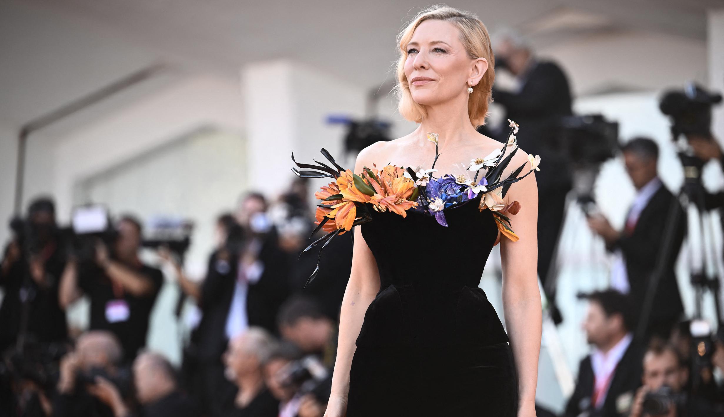 Cate Blanchett Menjelma Jadi Vas Bunga Berjalan di Venice Film Festival ...