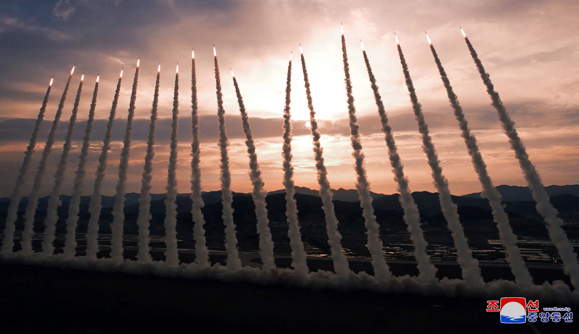 Kim Jong Un Memandu Langsung Latihan Peluncur Roket Ganda Super Besar ...