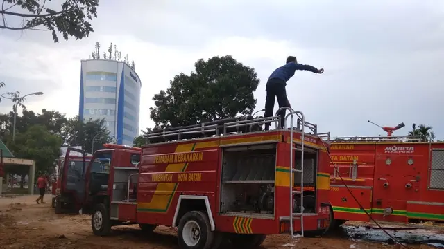 Kebakaran Atap Masjid Agung Batam Berhasil Dipadamkan, Api Diduga dari Percikan Las - Regional ...