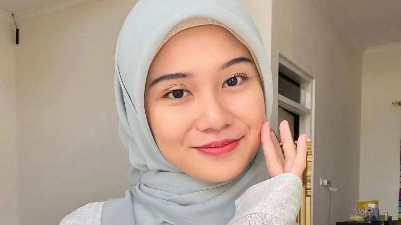 5 Tutorial Hijab Segi Empat ala Indah Nada Puspita hingga Amelia Andani untuk Penampilan Lebaran ...