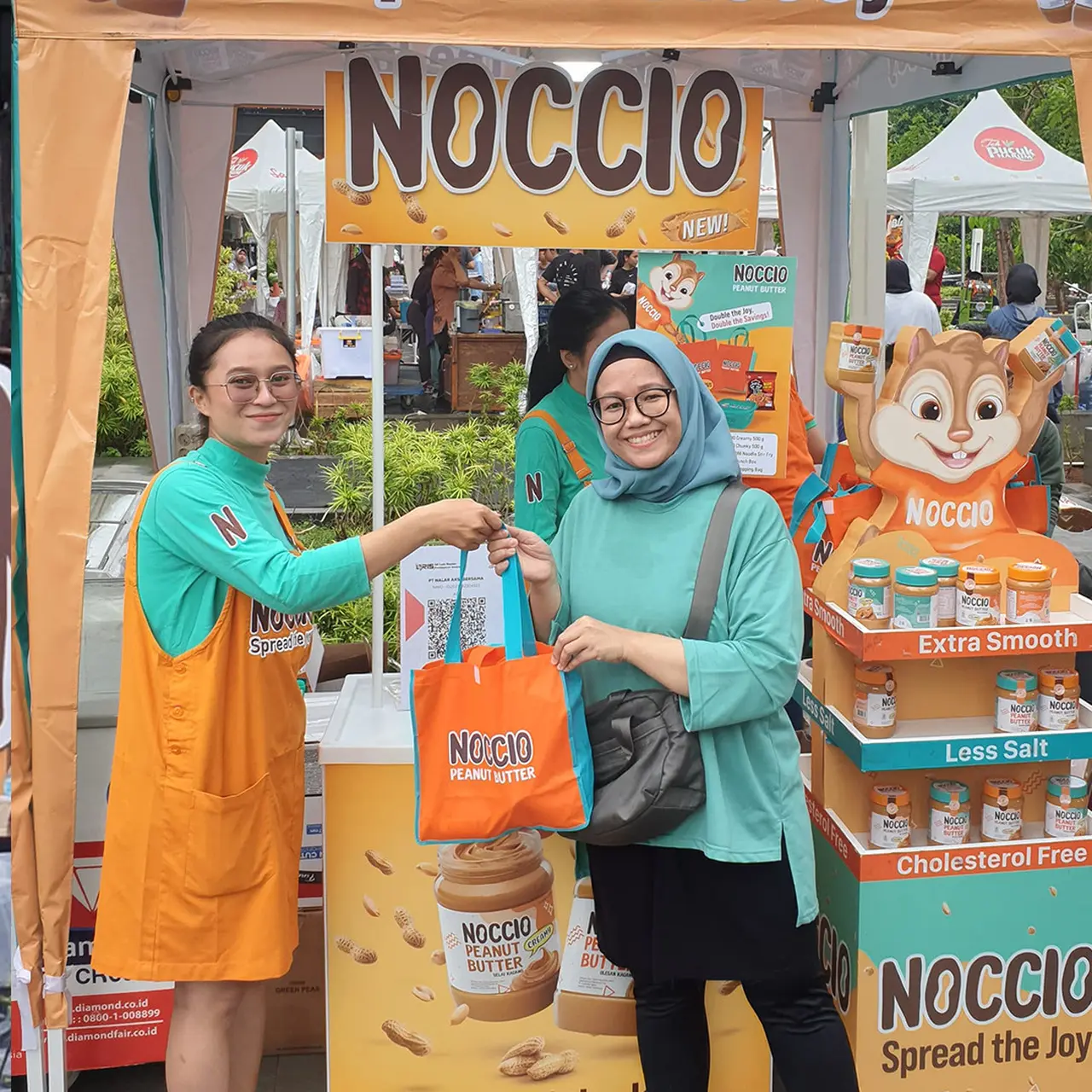 FENOMENAL!! ⁠Rekor MURI Pembagian 11.111 Roti Tawar yang Dioles Peanut ...
