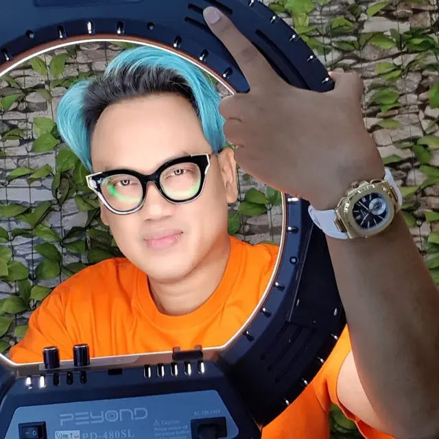 6 Gaya Rambut Nyeleneh Uya Kuya, Ada yang Pakai Peniti - Hot Liputan6.com