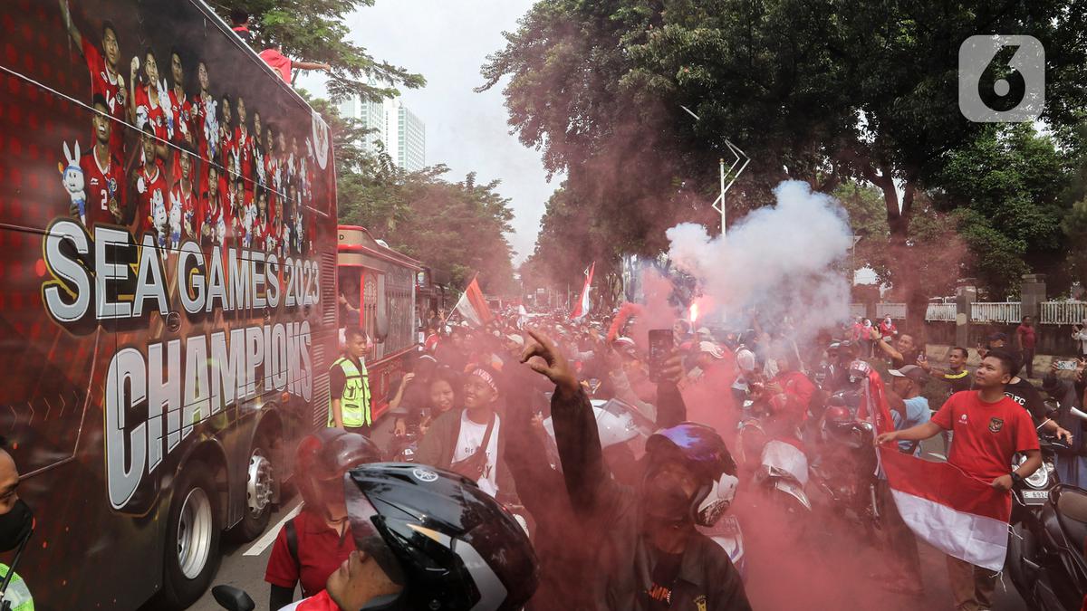 Antusiasme Warga Sambut Arak-arakan Timnas Indonesia U-22 - Foto ...