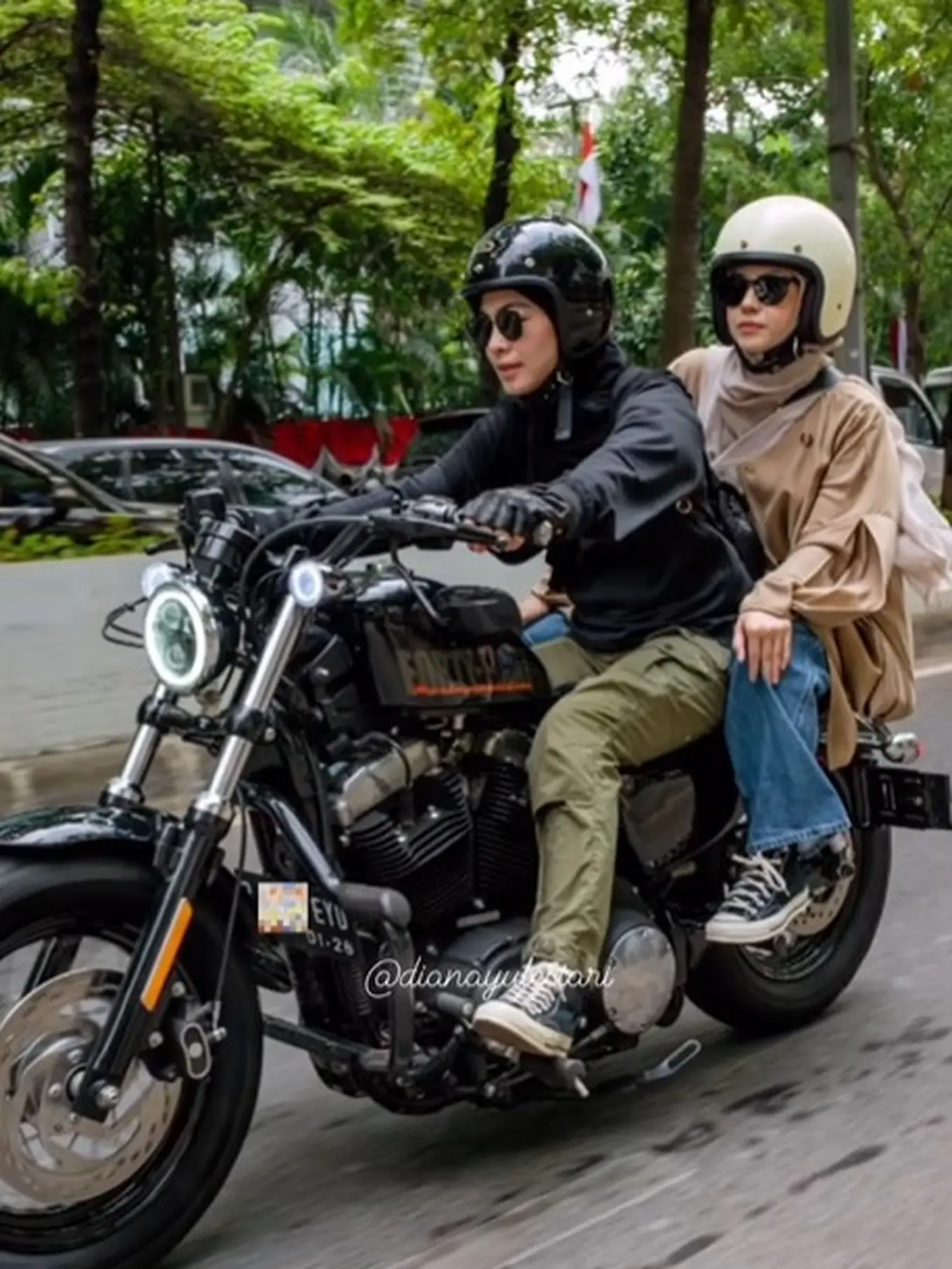 8 Potret Dian Ayu Lestari Boncengin Natasha Rizki, Gayanya Keren Banget