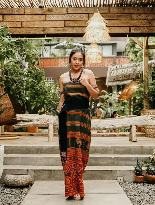 Vania Valencia Pakai Kain Tenun Tradisional, Cantik Natural - Foto ...