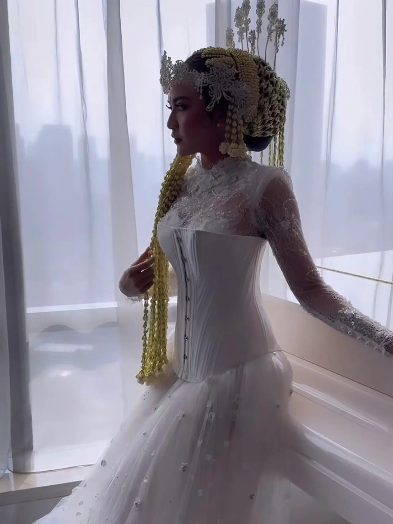 Resmi Menikah dengan Rizky Febian, Potret Anggun Mahalini Dibalut Kebaya Sunda dan Wedding Robe ...