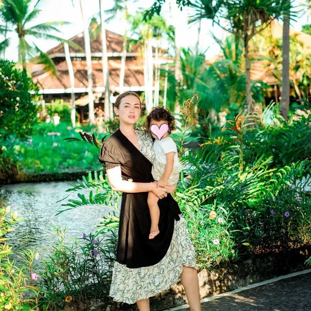 Potret 6 Artis Blasteran Momong Anak, Tetap Awet Muda Bak ABG - Hot Liputan6.com