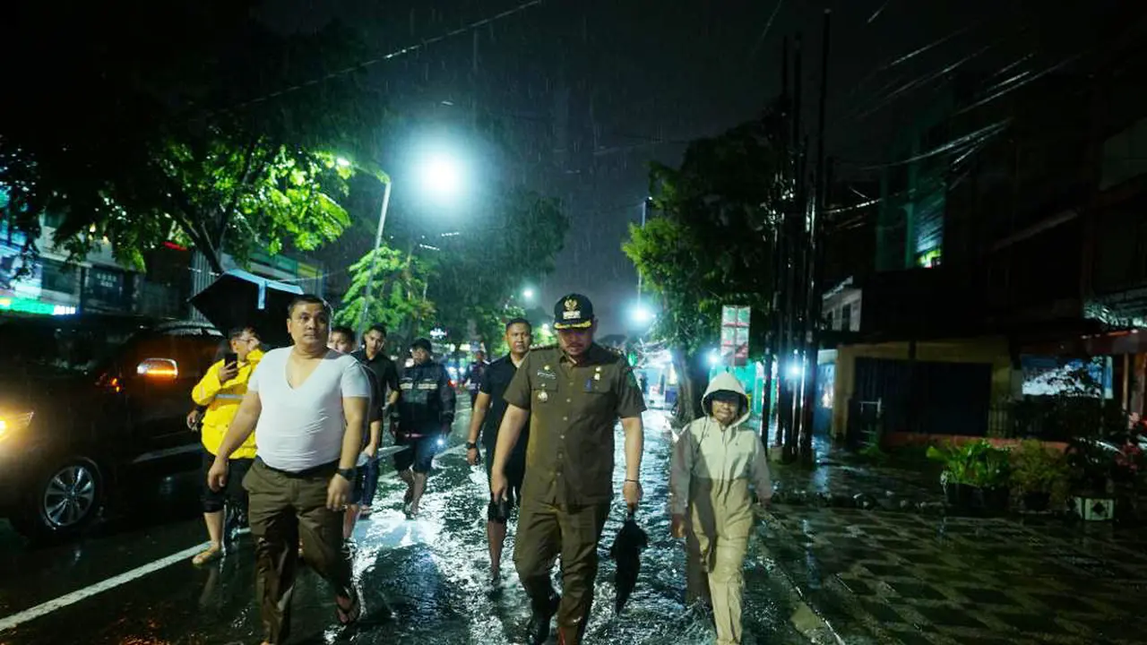Bobby Nasution Terobos Hujan Deras, Pastikan Pengerjaan Drainase Berfungsi Atasi Banjir - News ...