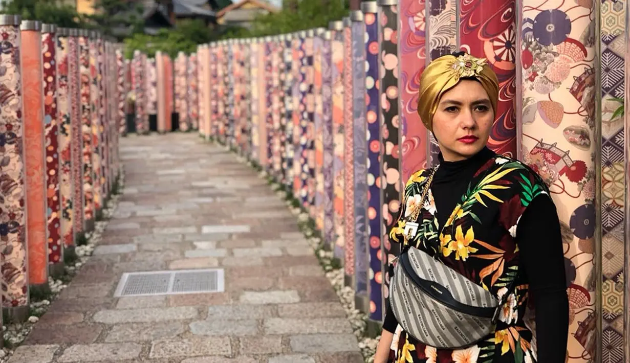 FOTO: Gaya Liburan Viona Istri Eko Patrio, Selalu Tampil Cetar dan Memesona - Foto Liputan6.com