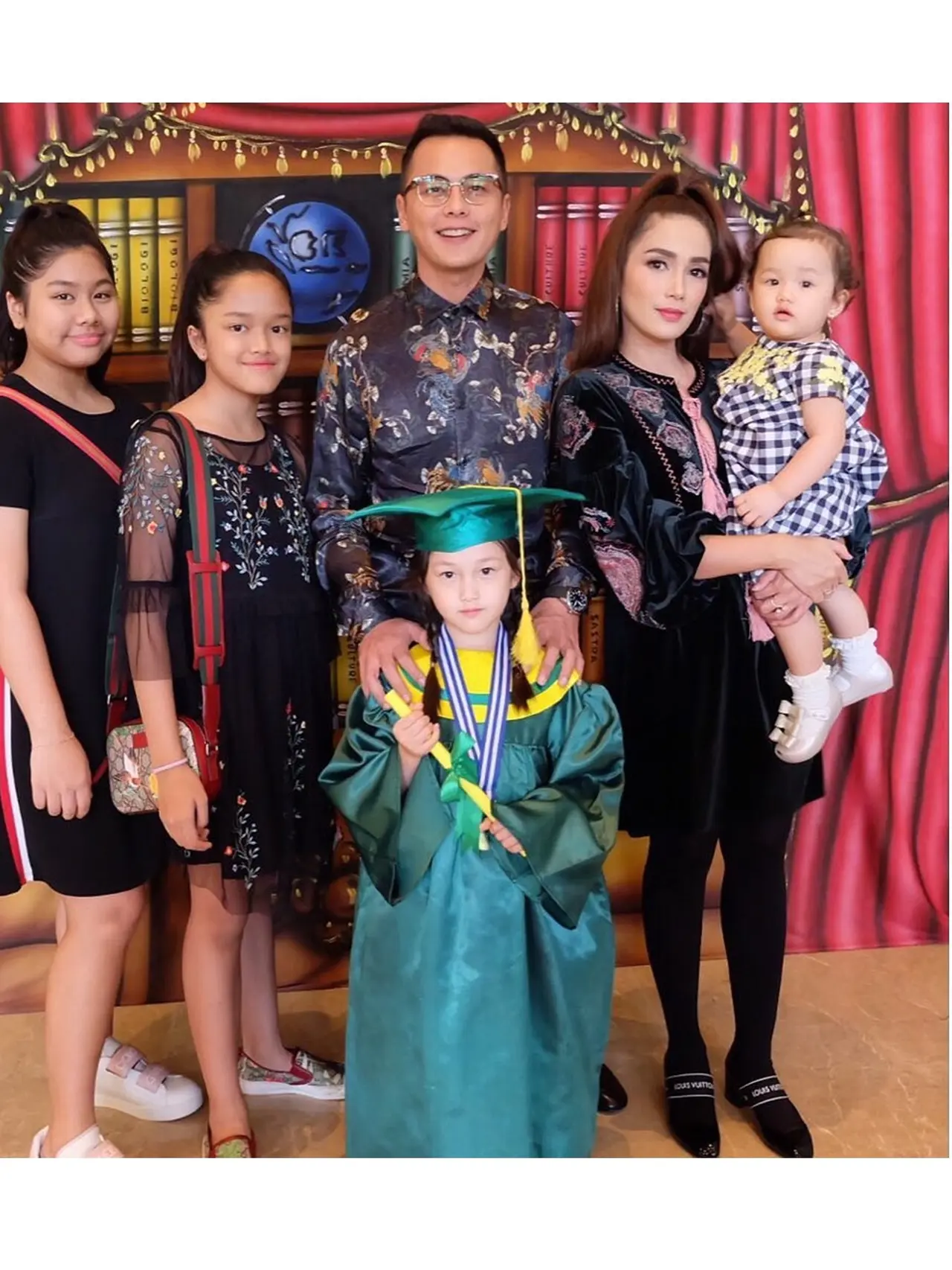 6 Potret Beda Gaya Ussy Sulistiawaty Hadiri Acara Kelulusan Anak ...