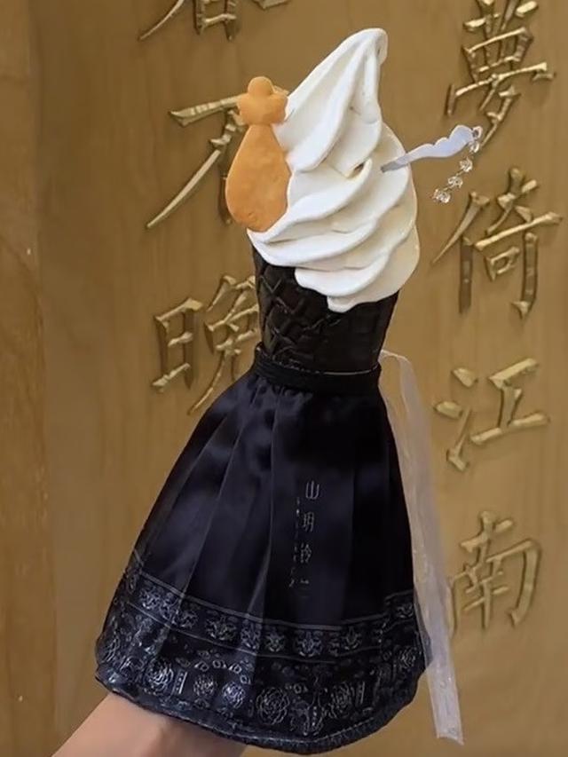 6 Potret Cone Es Krim Ini Nyeleneh Tapi Unik, Pakai Rok dan Jepit Rambut