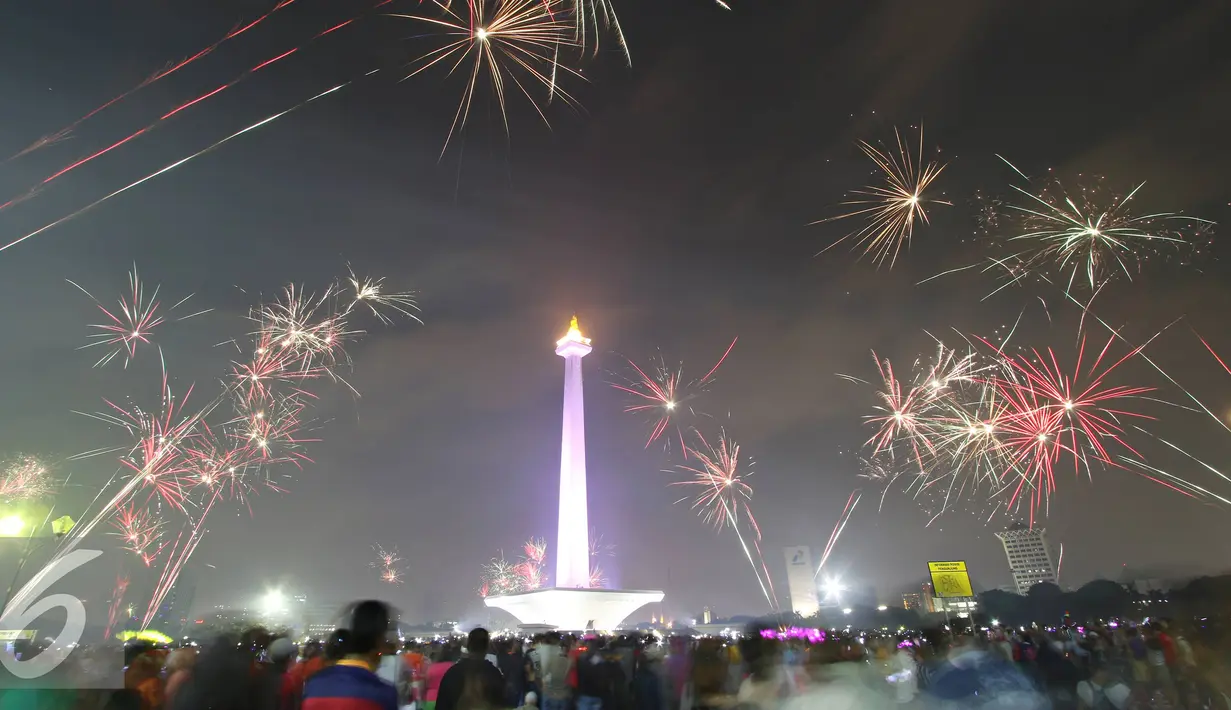Pesta Kembang Api Meriahkan Malam Pergantian Tahun di Monas - Foto Liputan6.com
