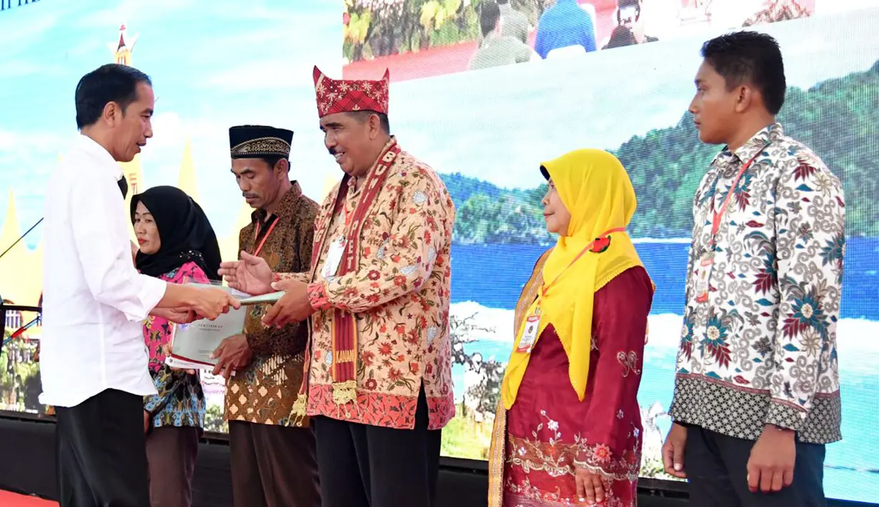 FOTO: Jokowi Serahkan 3.500 Sertifikat untuk Warga Lampung - Foto ...