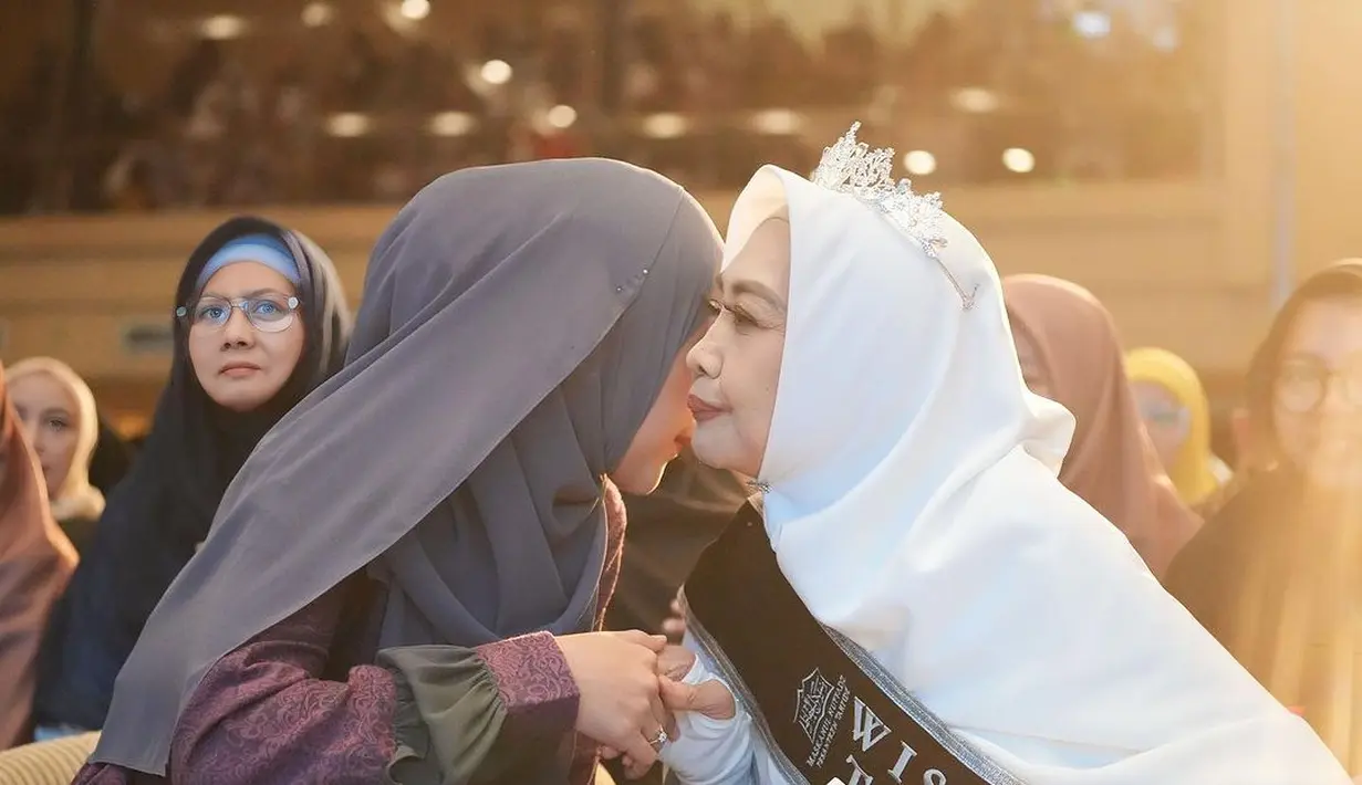 Potret Yunifah Lismawati Ibu Oki Setiana Dewi Jadi Wisudawati Tertua, Pakai Mahkota Duduk di ...