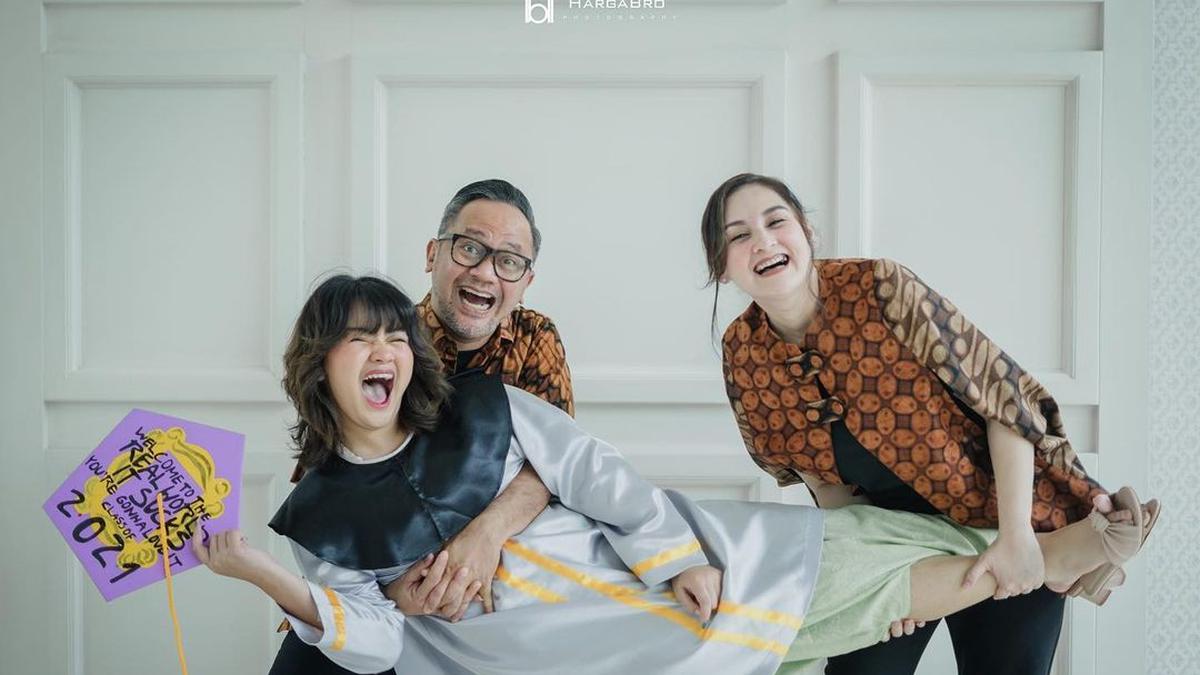 6 Potret Mima Shafa Putri Mona Ratuliu Saat Wisuda, Lulus SMA Bareng Kekasih - Hot Liputan6.com