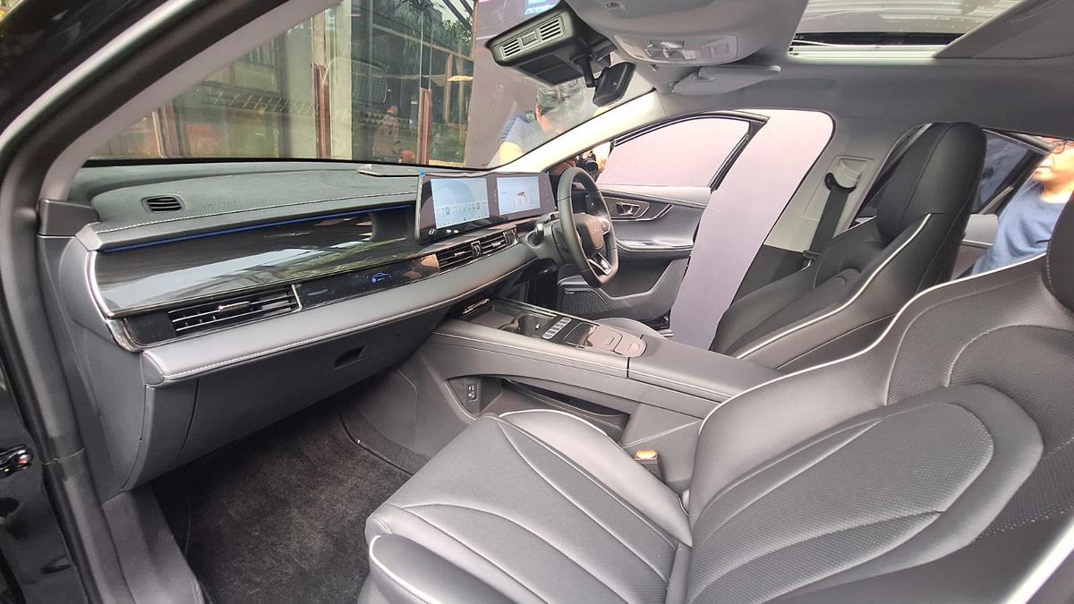 Chery Hadirkan Pilihan Interior Hitam untuk Mobil Listrik Omoda E5 ...