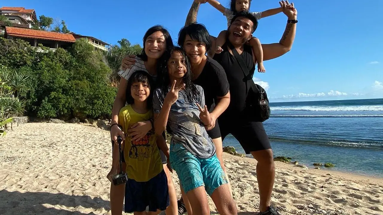 Poligami, Ini 7 Potret Harmonis Erix Soekamti dengan Kedua Istrinya ...