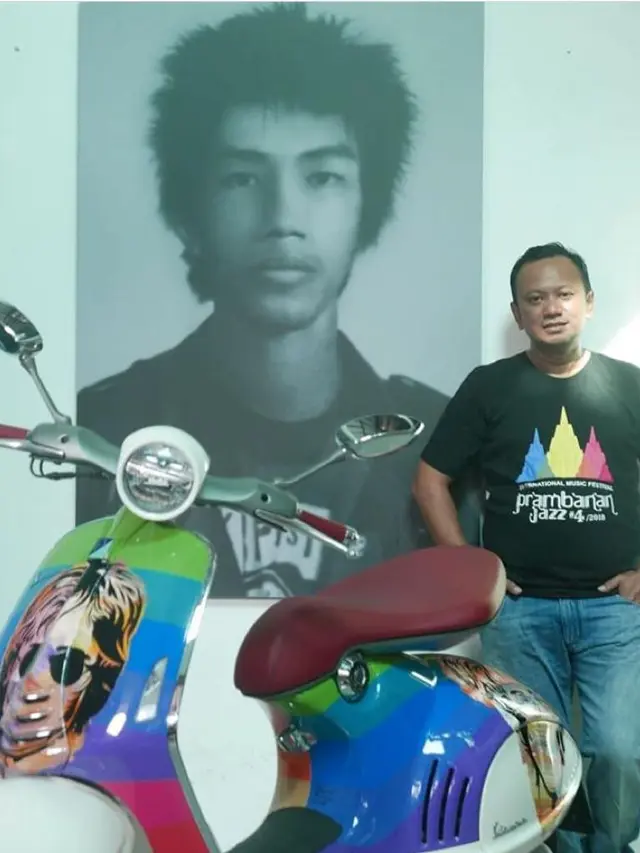 Unik, Gambar John Lennon Hiasi Motor Vespa Promotor Musik Anas Syahrul ...
