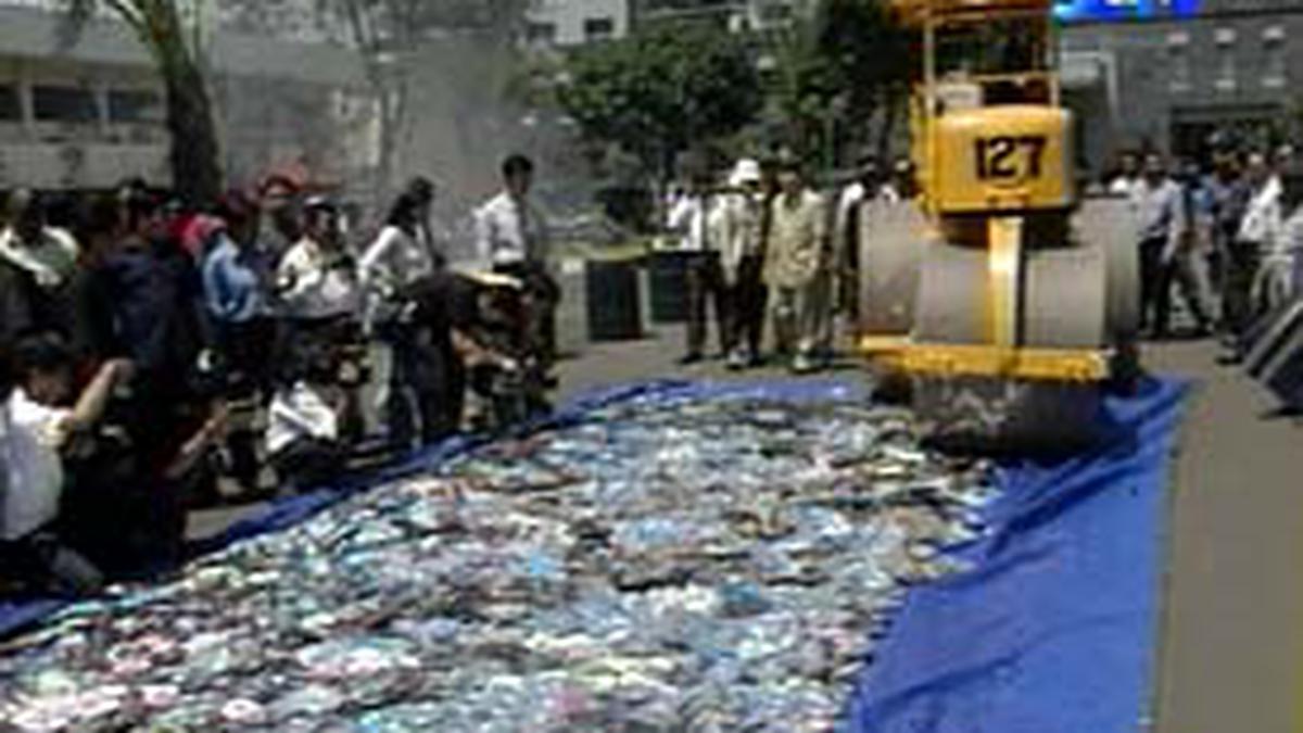 Ratusan Ribu Keping VCD Bajakan Dibakar - News Liputan6.com