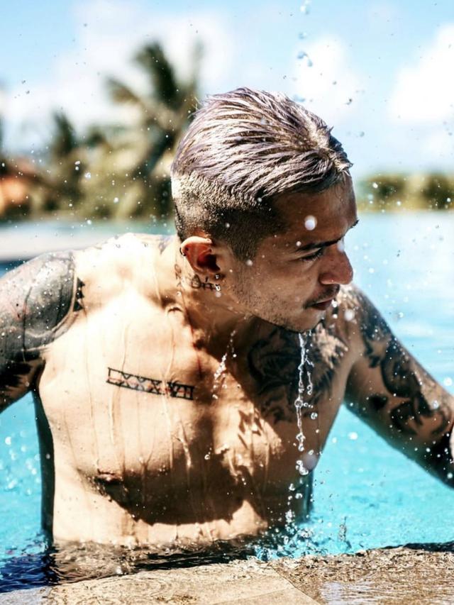 6 Potret Seleb Cowok saat Pamer Tato, Tampil Macho - Hot Liputan6.com