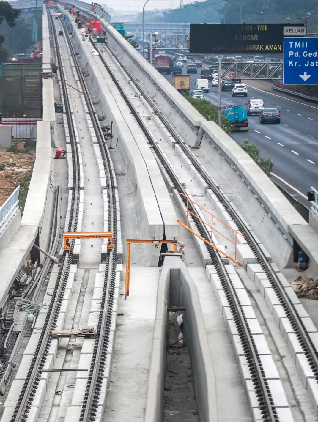FOTO: Sudah Dipasangi Rel, Begini Penampakan Jalur LRT Rute Cibubur ...