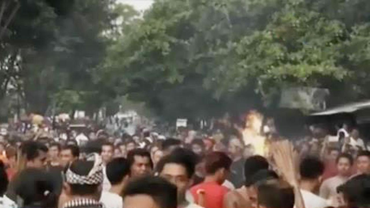 Tradisi Perang Api Jelang Hari Raya Nyepi, Begini Maknanya