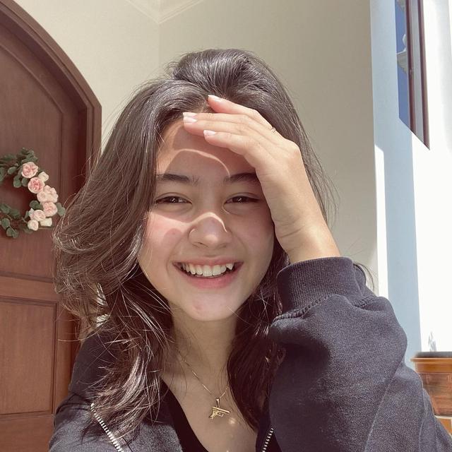 Punya Gigi Gingsul, Potret 7 Artis saat Pamer Senyum Ini Makin Manis ...