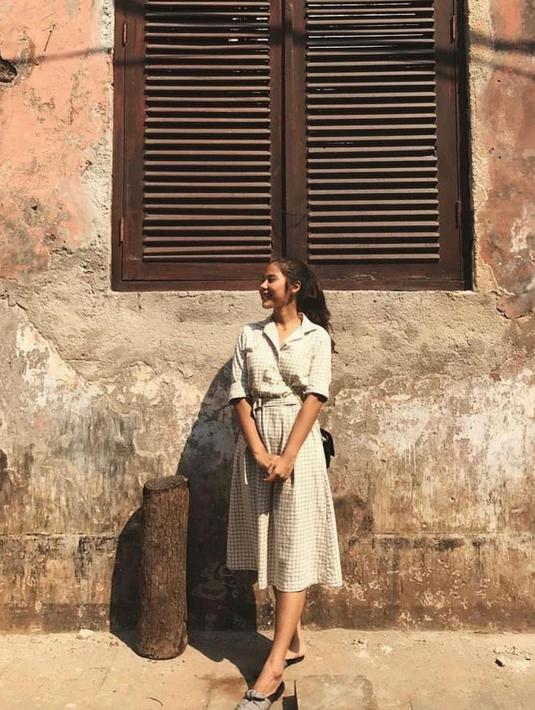 8 Potret Nadin Amizah yang Kerap Tampil Anggun dengan Dress Vintage ...