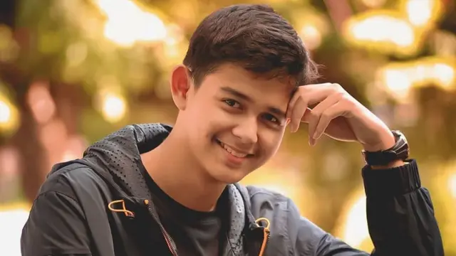 6 Potret Ganteng Ahmad Titan At Tariq, Anak Sambung Angelica Simperler ...