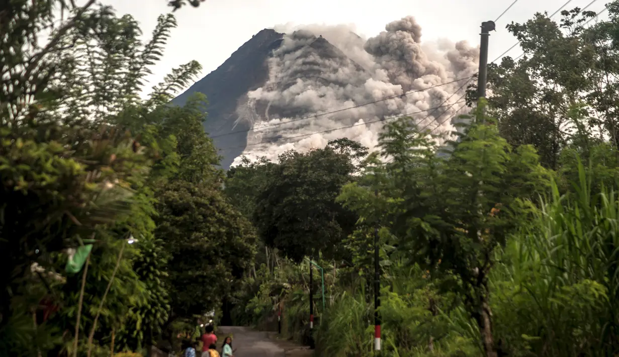 FOTO: Gunung Merapi Luncurkan Awan Panas Sejauh 1200 Meter - Foto ...