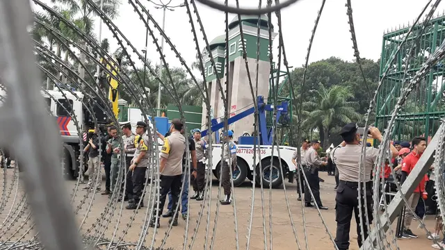 Potret Suasana Depan Gedung DPR, Polisi Pasang Kawat Berduri Tambahan ...