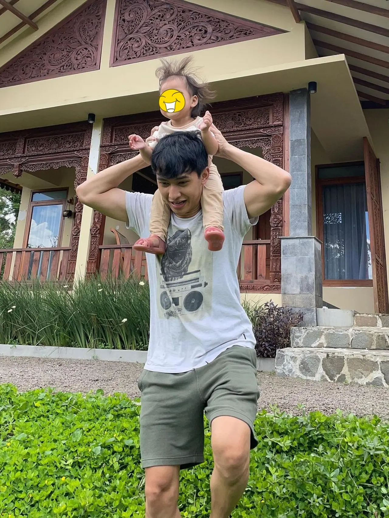 6 Potret Kocak Komika Ardit Erwandha saat Momong Anak, Selalu Penuh ...