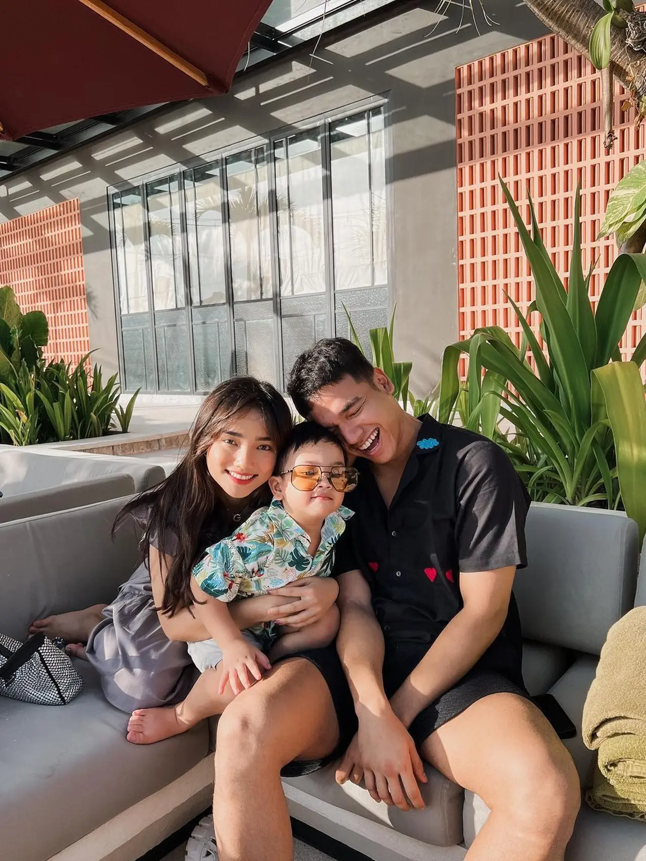 6 Potret Fuji Rayakan Malam Tahun Baru di Bali, Busana Jadi Sorotan ...