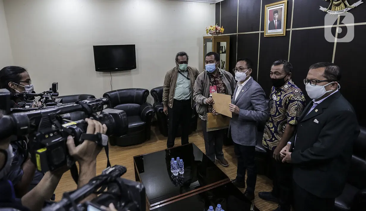 FOTO: MAKI Serahkan Salinan Surat Jalan Djoko Tjandra ke DPR - Foto ...