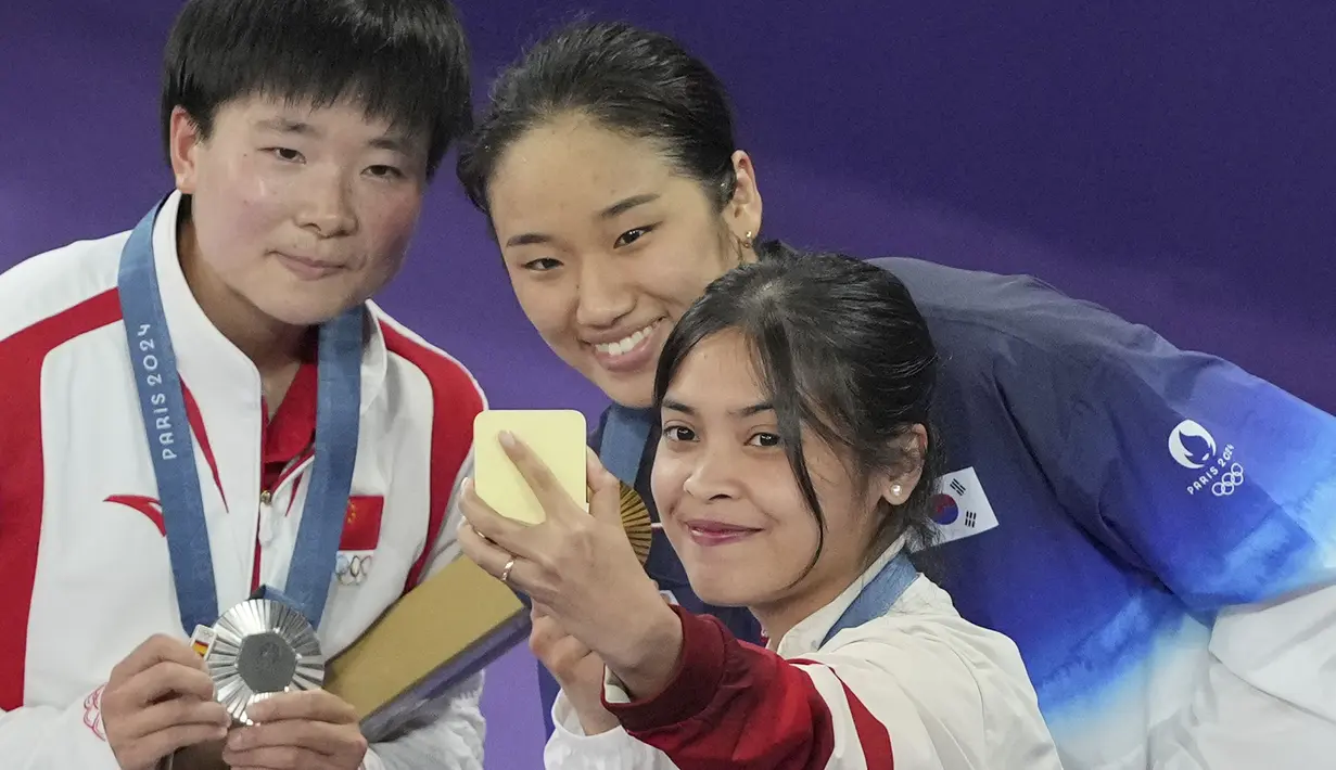 Foto: Momen Swafoto Gregoria Mariska Tunjung di Podium Juara Bareng An ...