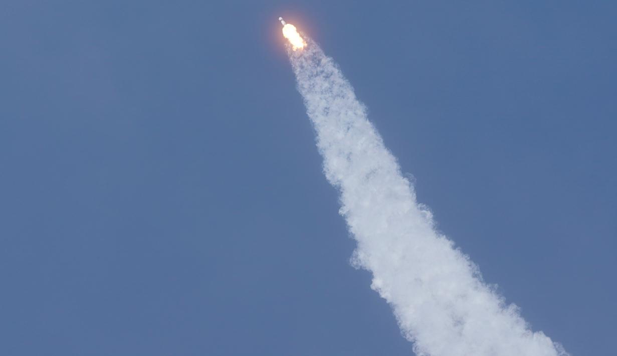 FOTO: Melihat Roket SpaceX Melesat Membelah Angkasa