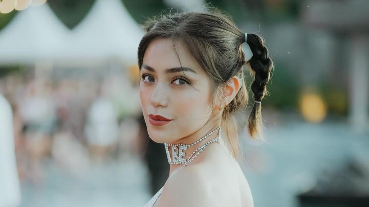 6 Potret Body Goals Jessica Iskandar Bergaya Y2K, Ibu 2 Anak Disebut ...