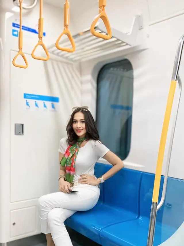 Gaya Diah Permatasari Naik MRT, Stylish dengan Outfit Serba Putih ...