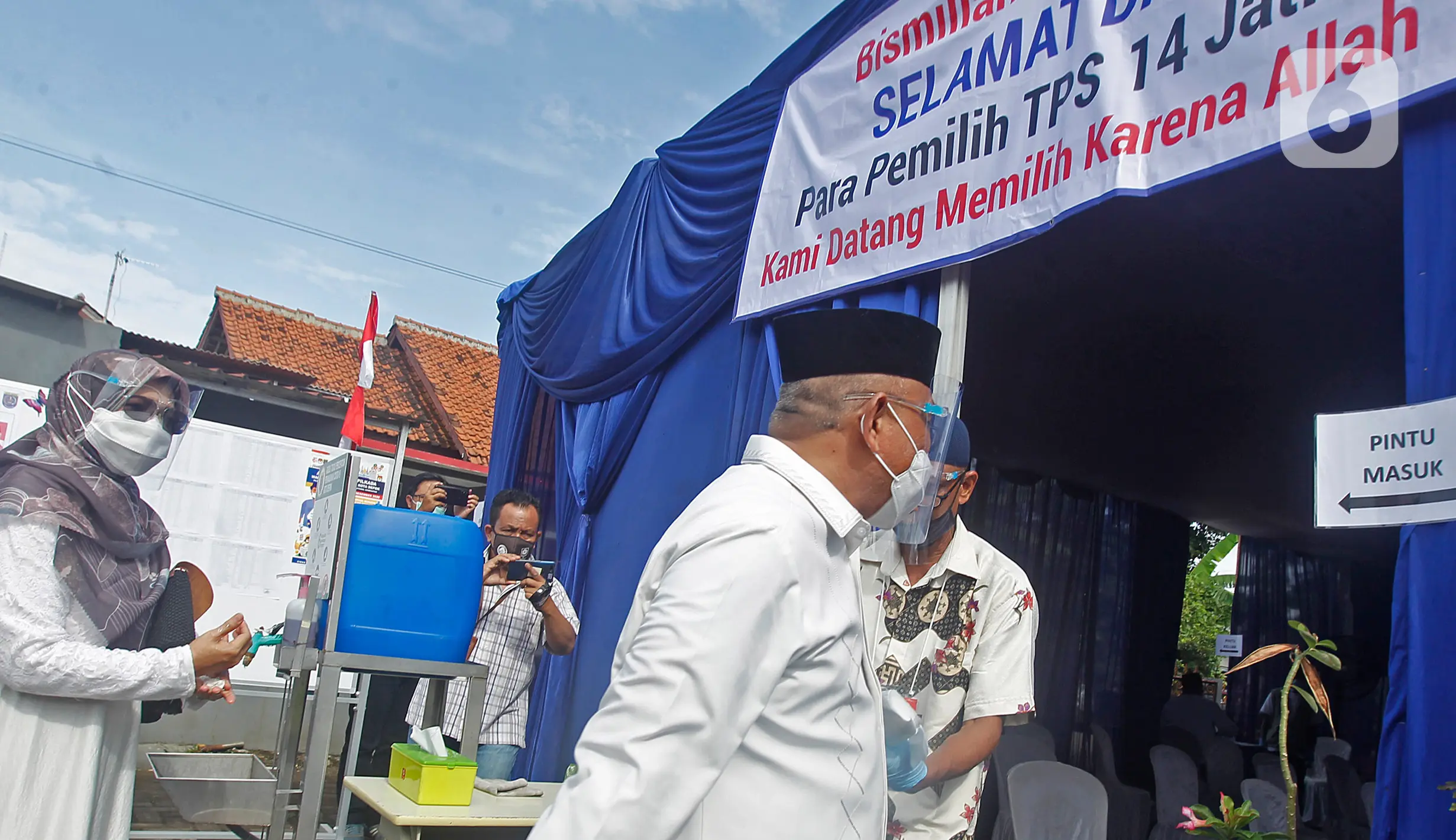 FOTO: Didampingi Istri, Calon Wali Kota Depok Mohamad Idris Nyoblos di TPS 14 Jatimulya - Foto ...