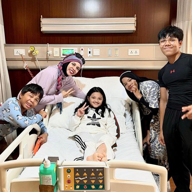 Jatuh dari Ketinggian 2 Meter, Ini 6 Potret Arsy Hermansyah Dijenguk ...