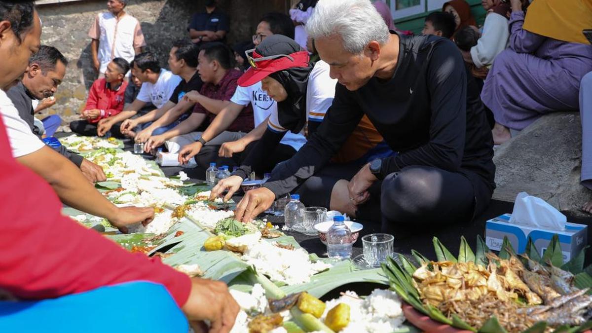 Ngeliwet Bareng Warga Desa Tegallega Cianjur, Ganjar Disuguhi Kuliner ...