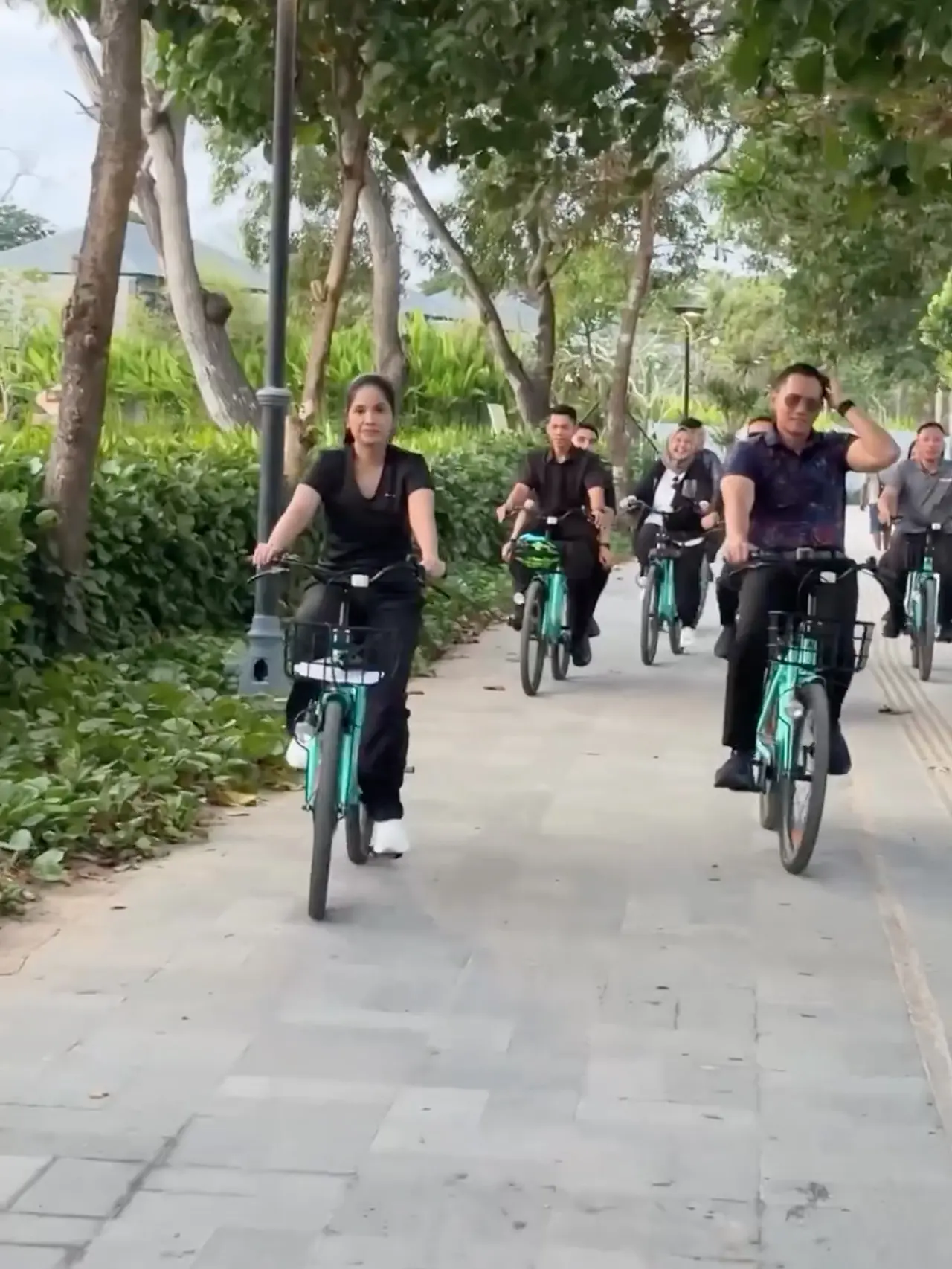 6 Potret Annisa Pohan dan AHY di Bali, Sepeda Santai di Pantai Sanur ...