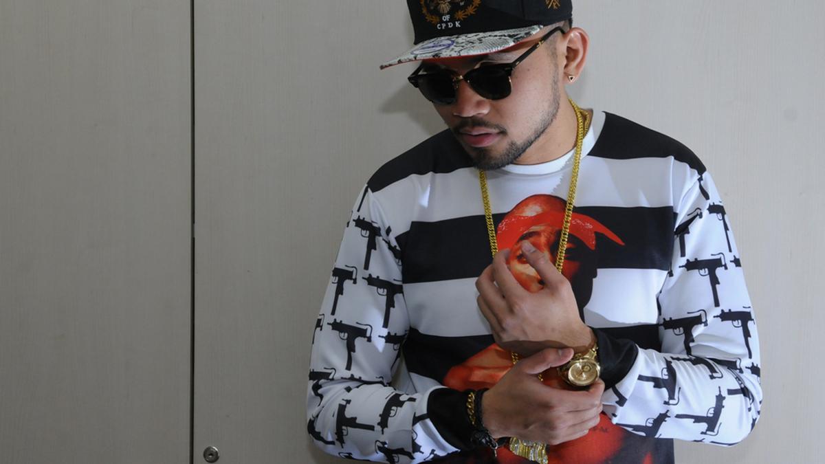 Gaya Rapper Indonesia Roy Ricardo Dianggap Mirip Chris Brown - ShowBiz ...