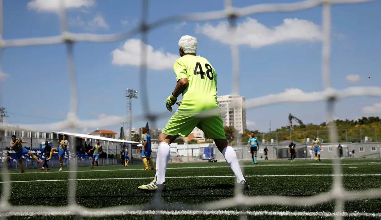 FOTO: Kakek 73 Tahun Jadi Pesepak Bola Tertua di Dunia - Foto Liputan6.com