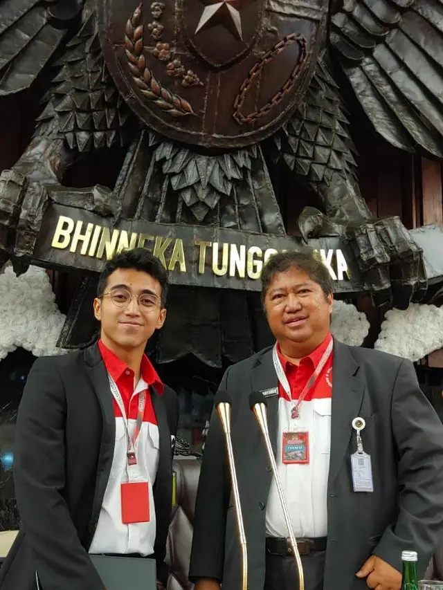 Ayah Vidi Aldiano dan Vadi Akbar Raih Penghargaan