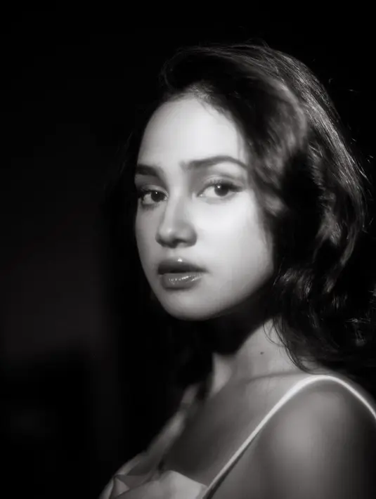 Pesona Syifa Hadju dalam Pemotretan Bernuansa Hitam Putih, Estetis ...